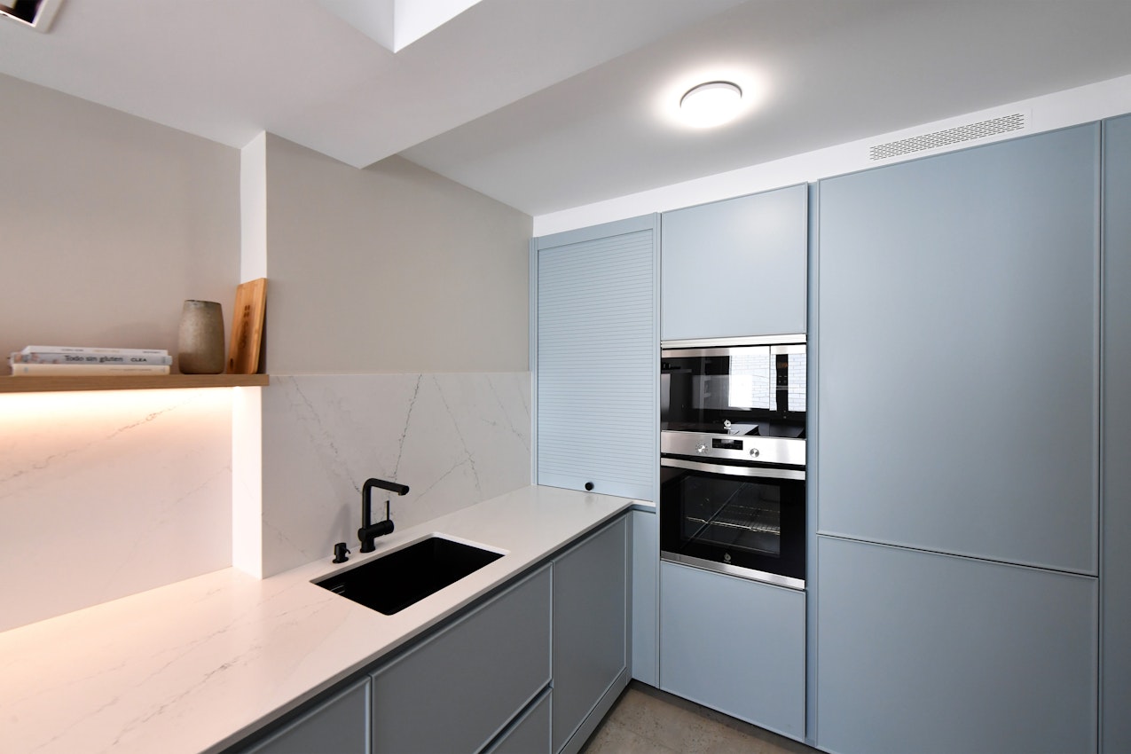 Cocina azul en L Silestone