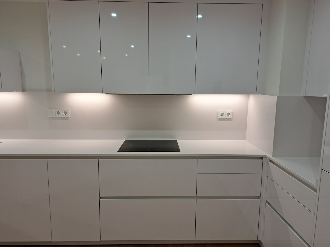 Cocina alto brillo blanco y Silestone