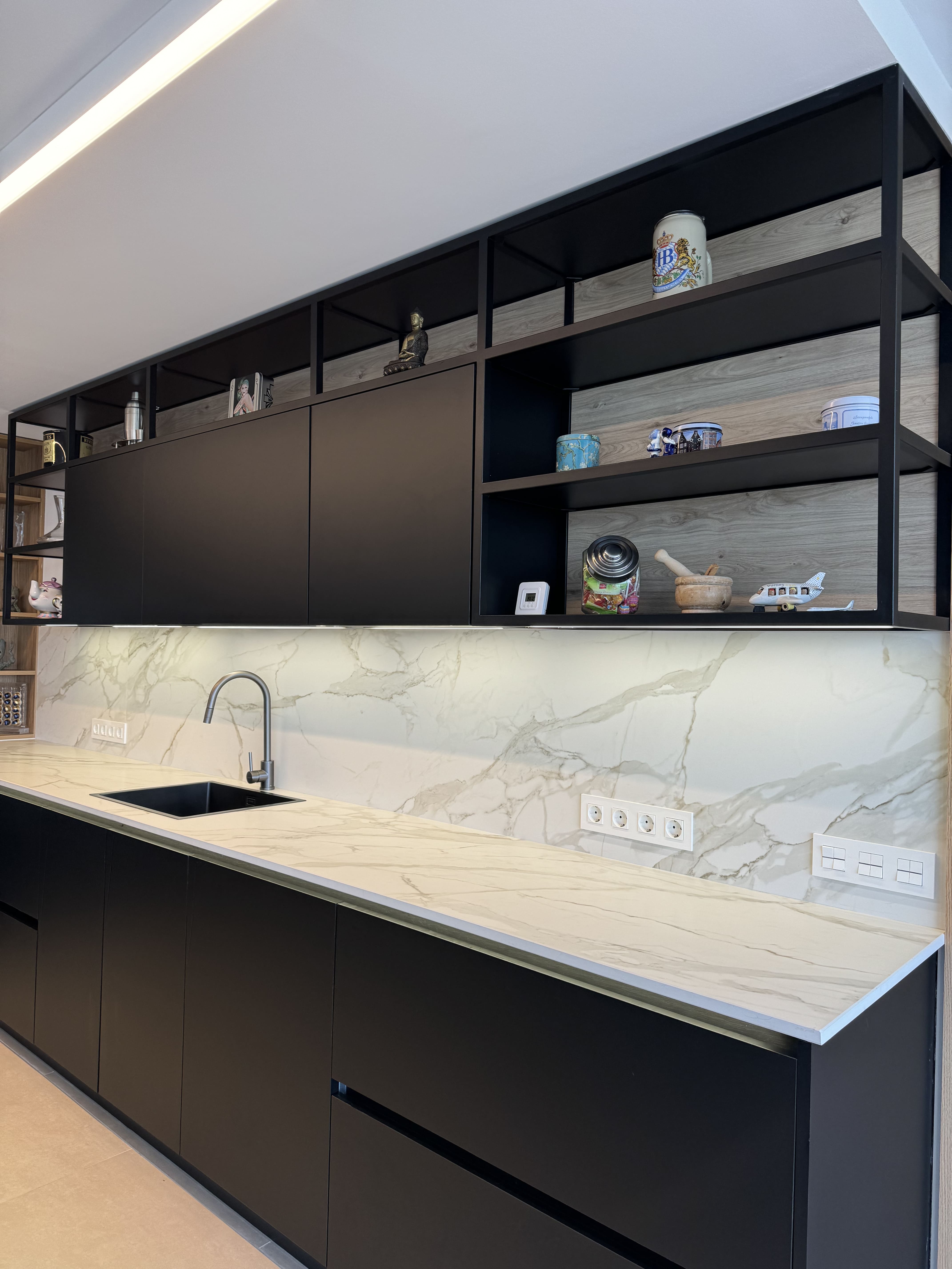 Cocina negra con Isla inmensa