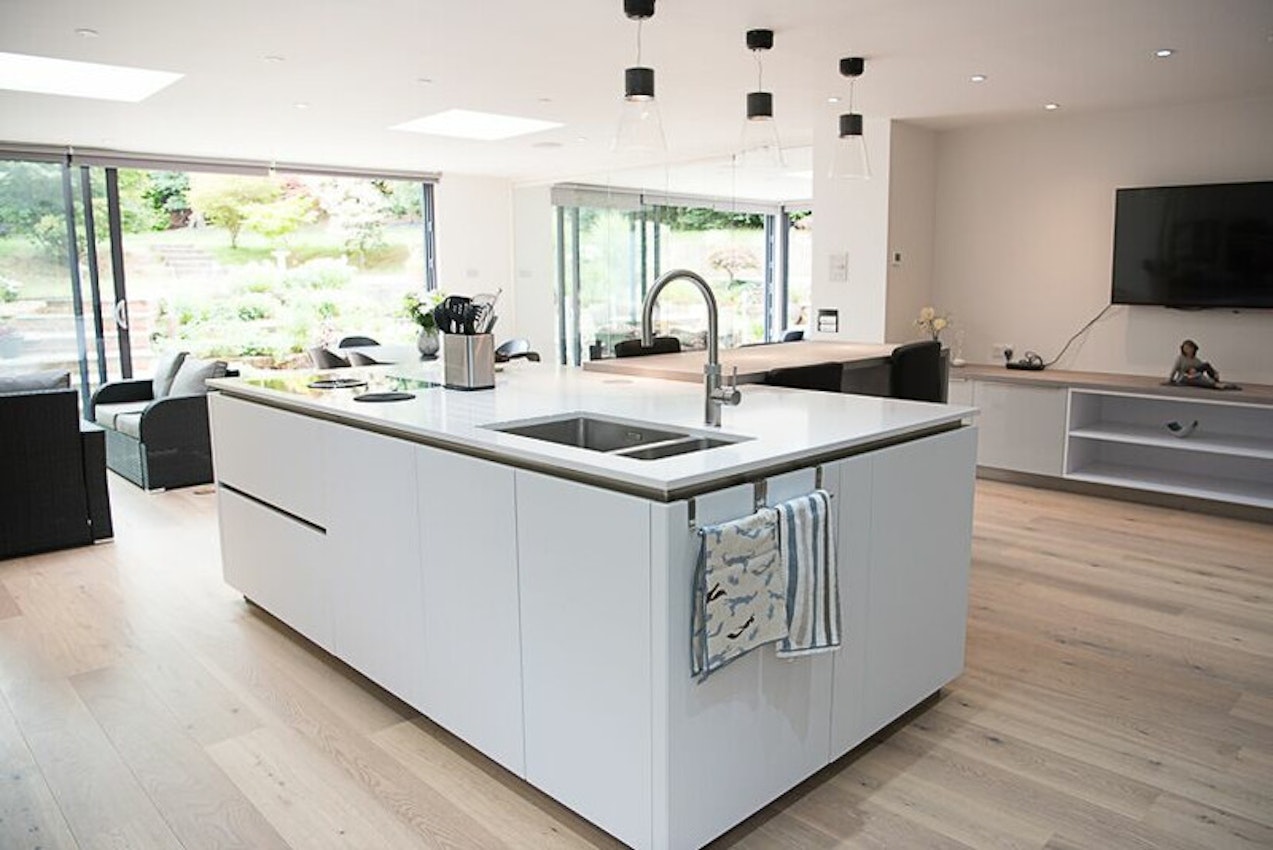 White Storm Silestone Oxted Kitchen