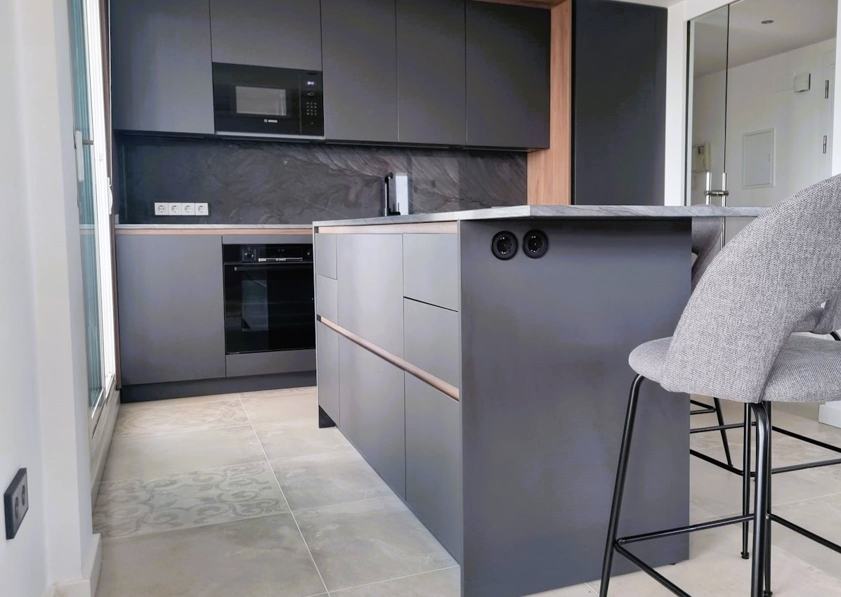 Cocina en tonos oscuros con encimera Sensa Nilo